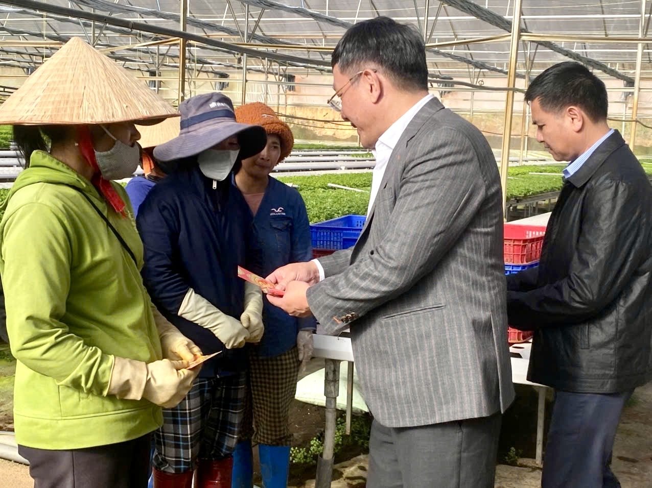 Lãnh đạo huyện Lạc Dương thăm, động viên các đơn vị, doanh nghiệp đầu ...